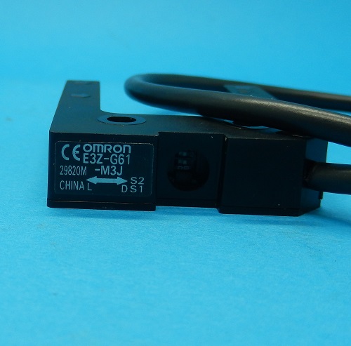E3Z-G61-M3J 0.3m アンプ内蔵形光電センサ(溝型タイプ) オムロン ランクA中古品 / FA機器・制御機器の買取、販売はワイデンへ